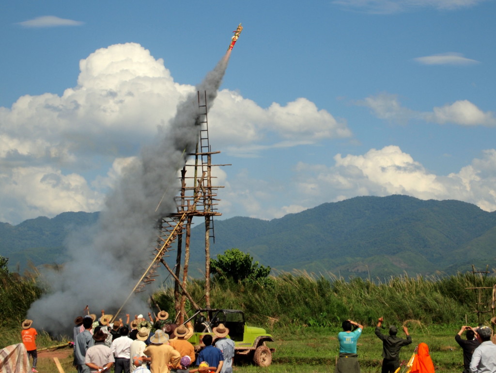 Most awesome & crazy rocket flying in swirl - iTechBahrain